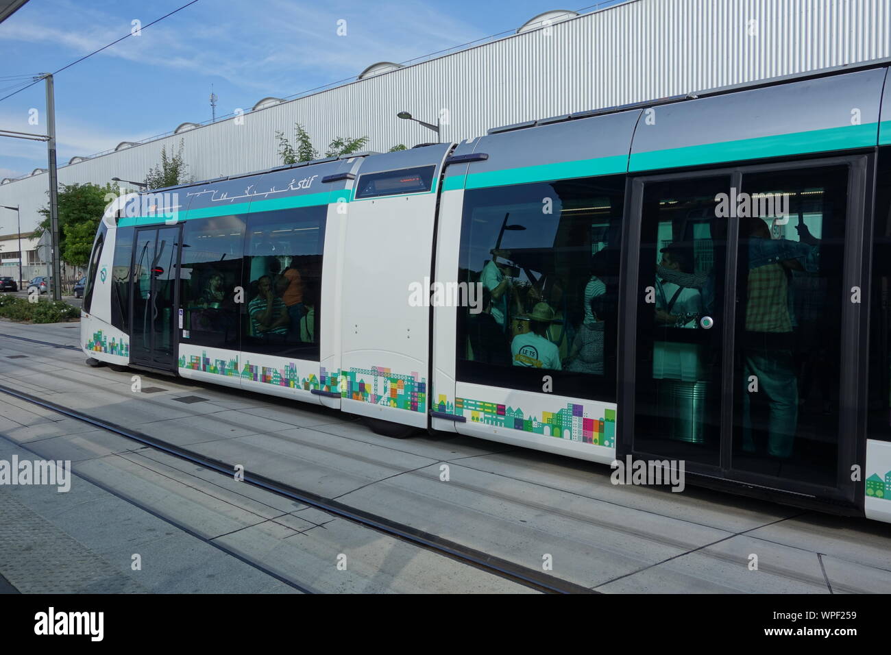 Paris, Tramway, Spurbus Linie T5, Roger Sémat Stock Photo - Alamy
