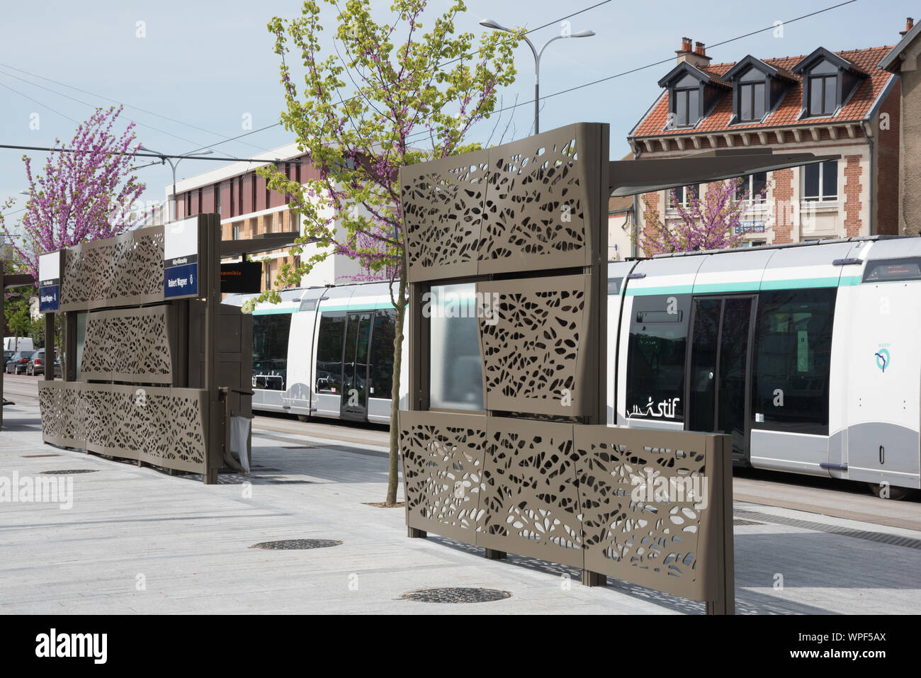 Paris, Tramway T6, Robert Wagner Stock Photo - Alamy