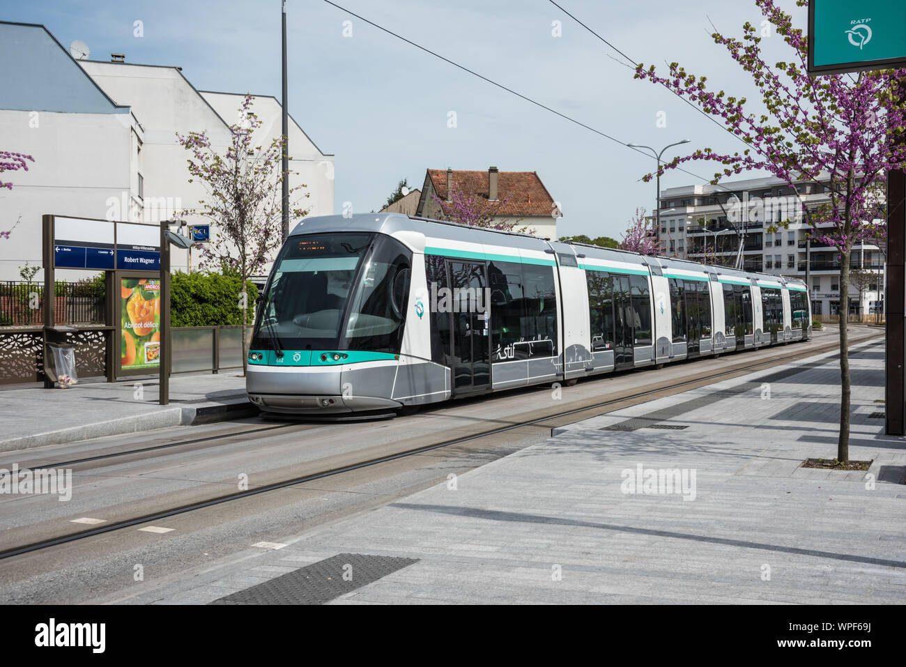 Paris, Tramway T6, Robert Wagner Stock Photo - Alamy