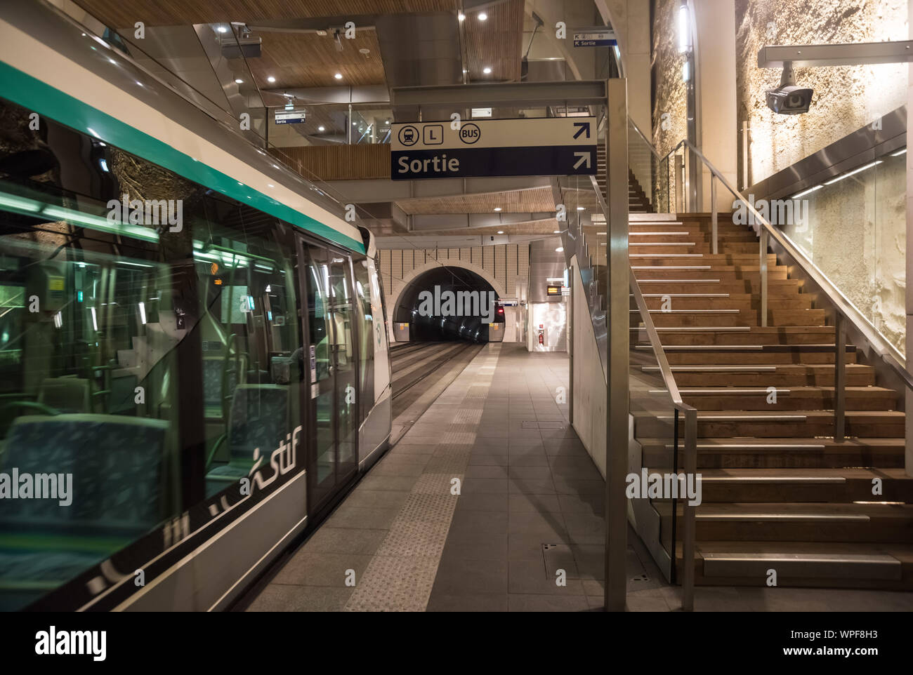 Paris, Tramway T6, Tiefstation Viroflay Rive Droite Stock Photo - Alamy