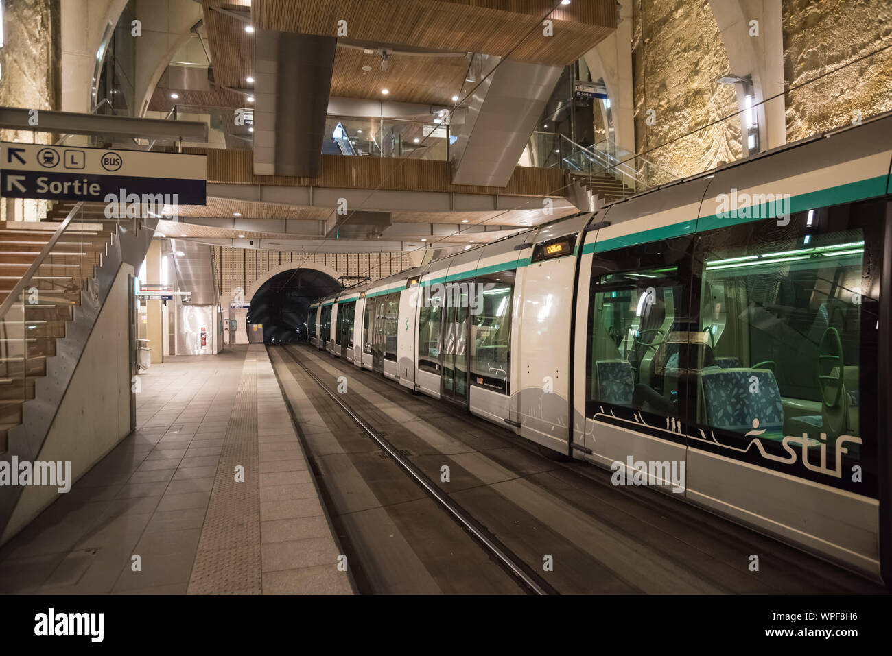Paris, Tramway T6, Tiefstation Viroflay Rive Droite Stock Photo - Alamy