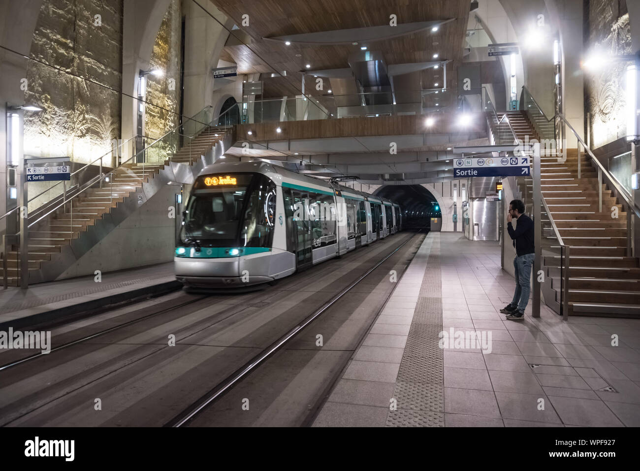 Paris, Tramway T6, Tiefstation Viroflay Rive Gauche Stock Photo - Alamy