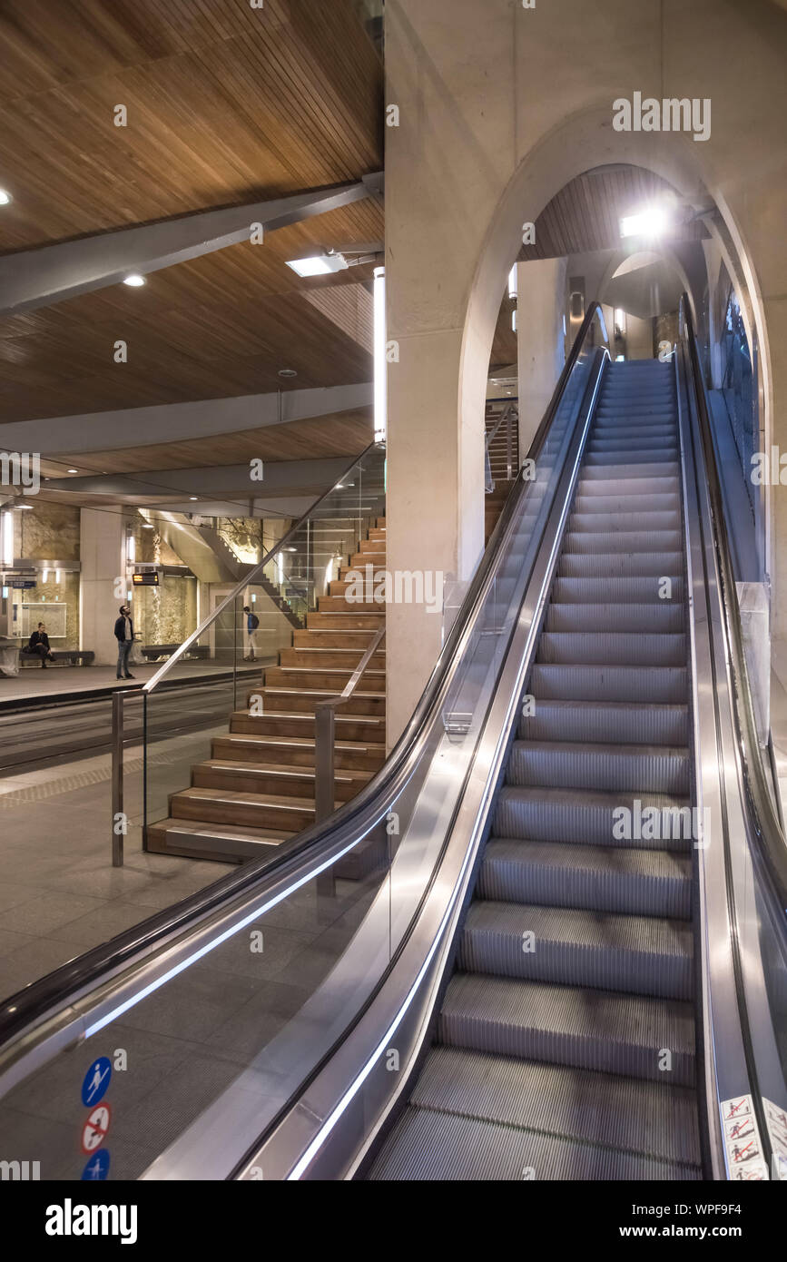 Paris, Tramway T6, Tiefstation Viroflay Rive Gauche Stock Photo - Alamy