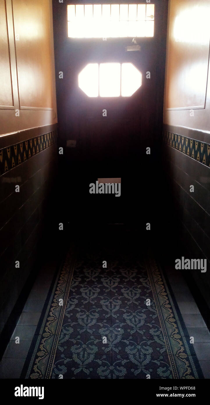 Pathway to the door hi-res stock photography and images - Alamy