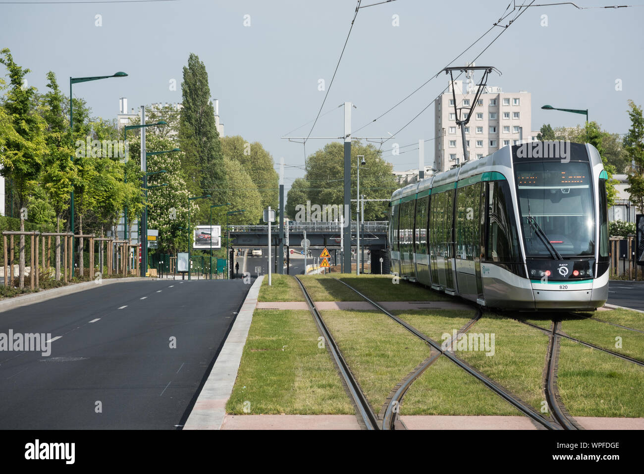 Paris, Tramway T8, Avenue de la Republique Stock Photo - Alamy
