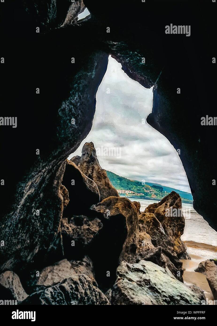 Seaside cave hi-res stock photography and images - Alamy