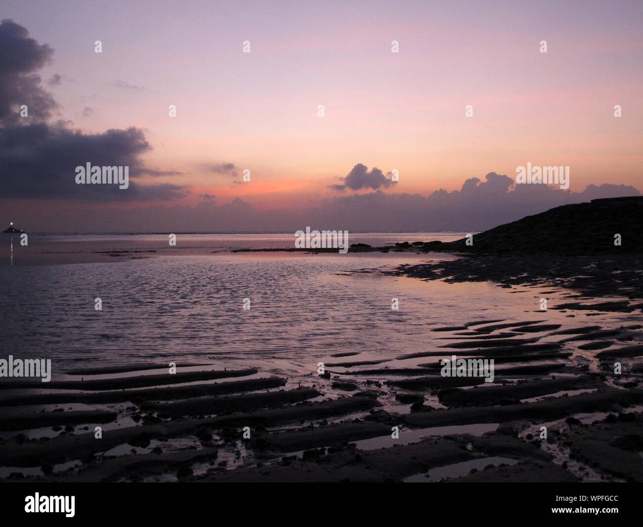 Moody sky and sea hi-res stock photography and images - Alamy