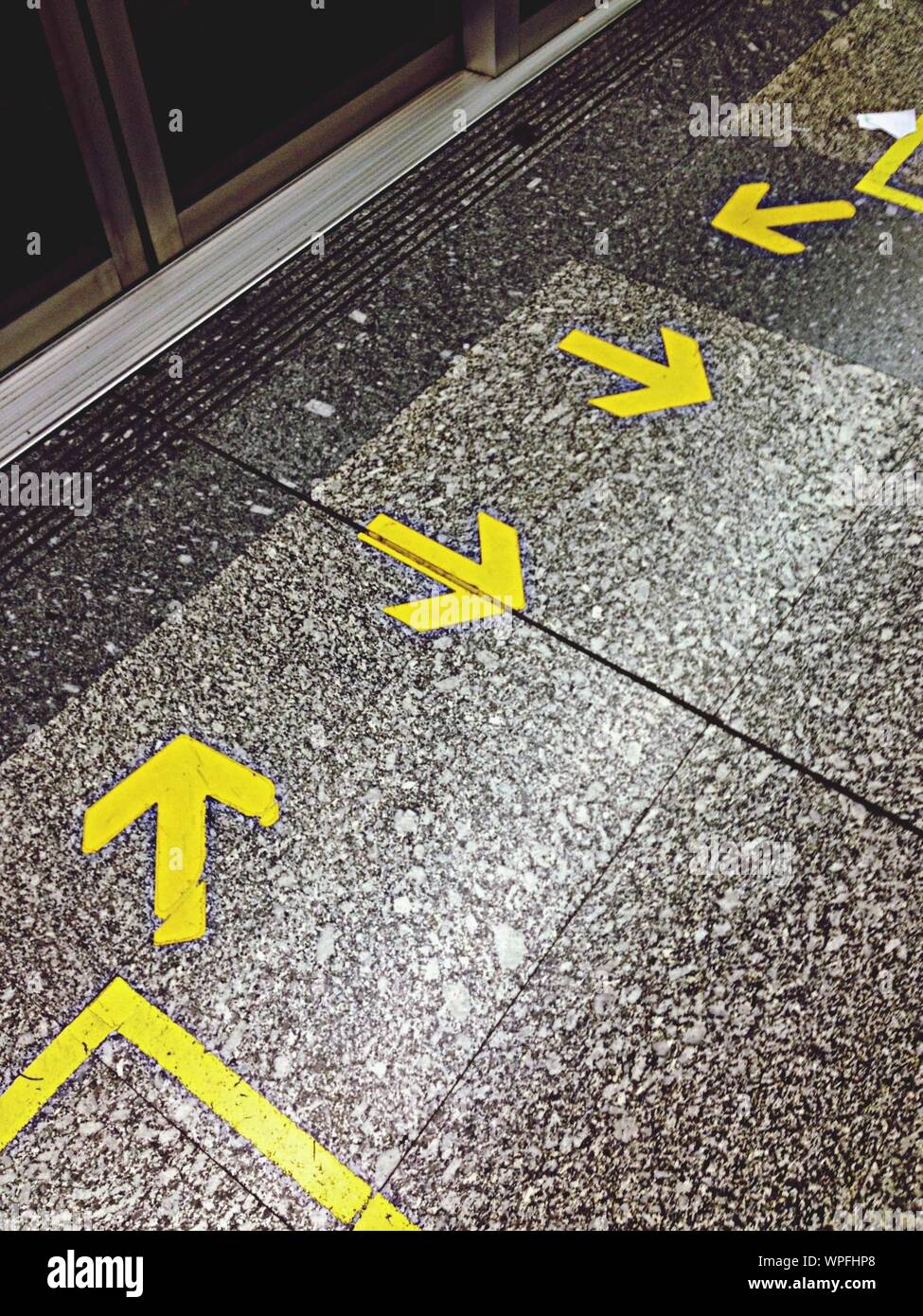 Arrow on the floor hi-res stock photography and images - Alamy