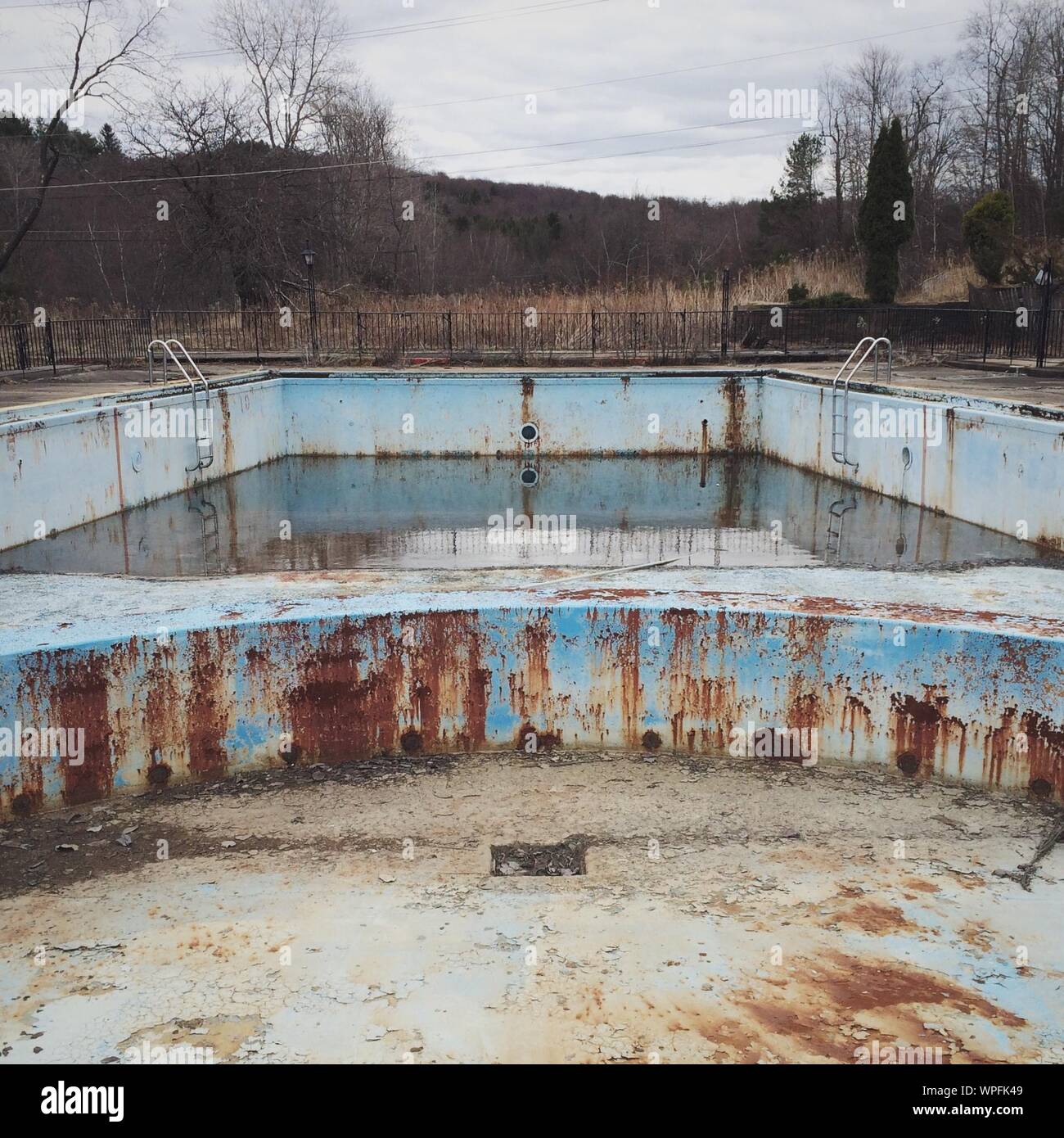 Abandoned outdoors swimming pool hi-res stock photography and images ...