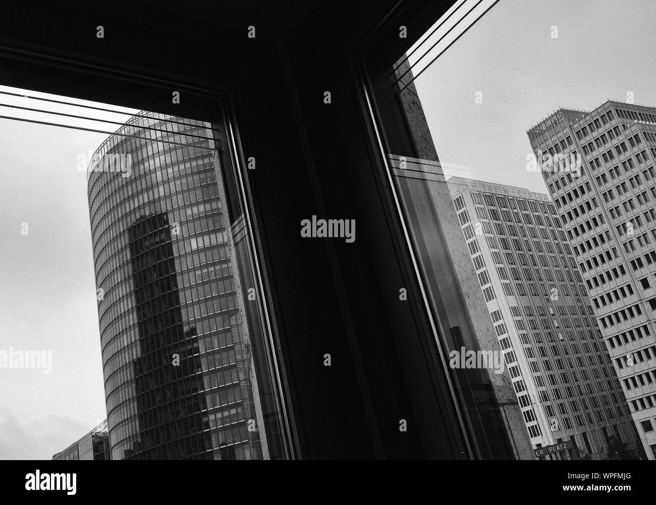 Windows office skyscrapers hi-res stock photography and images - Alamy