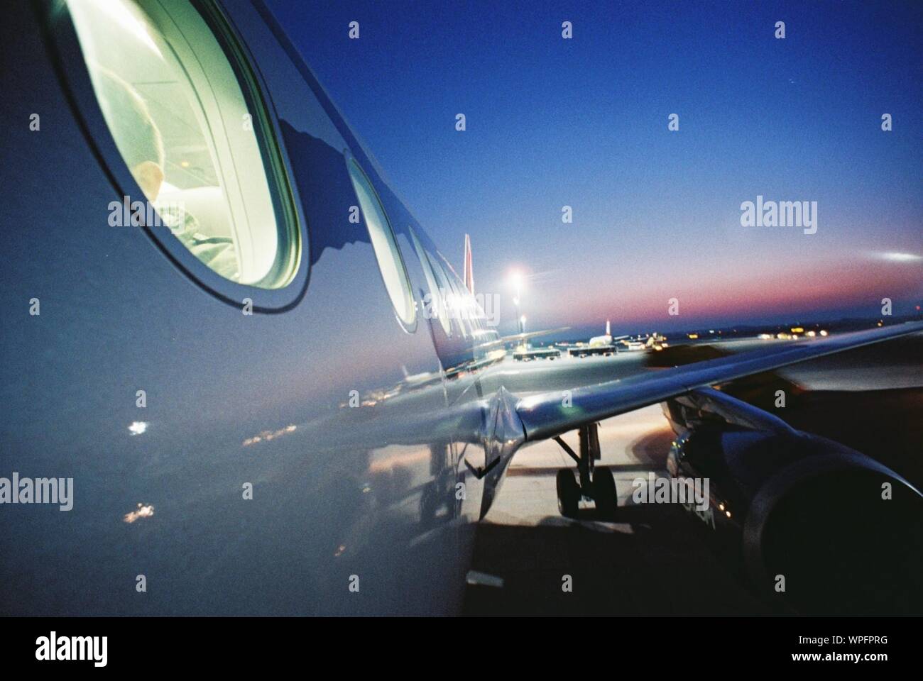 Side view airplane hi-res stock photography and images - Alamy