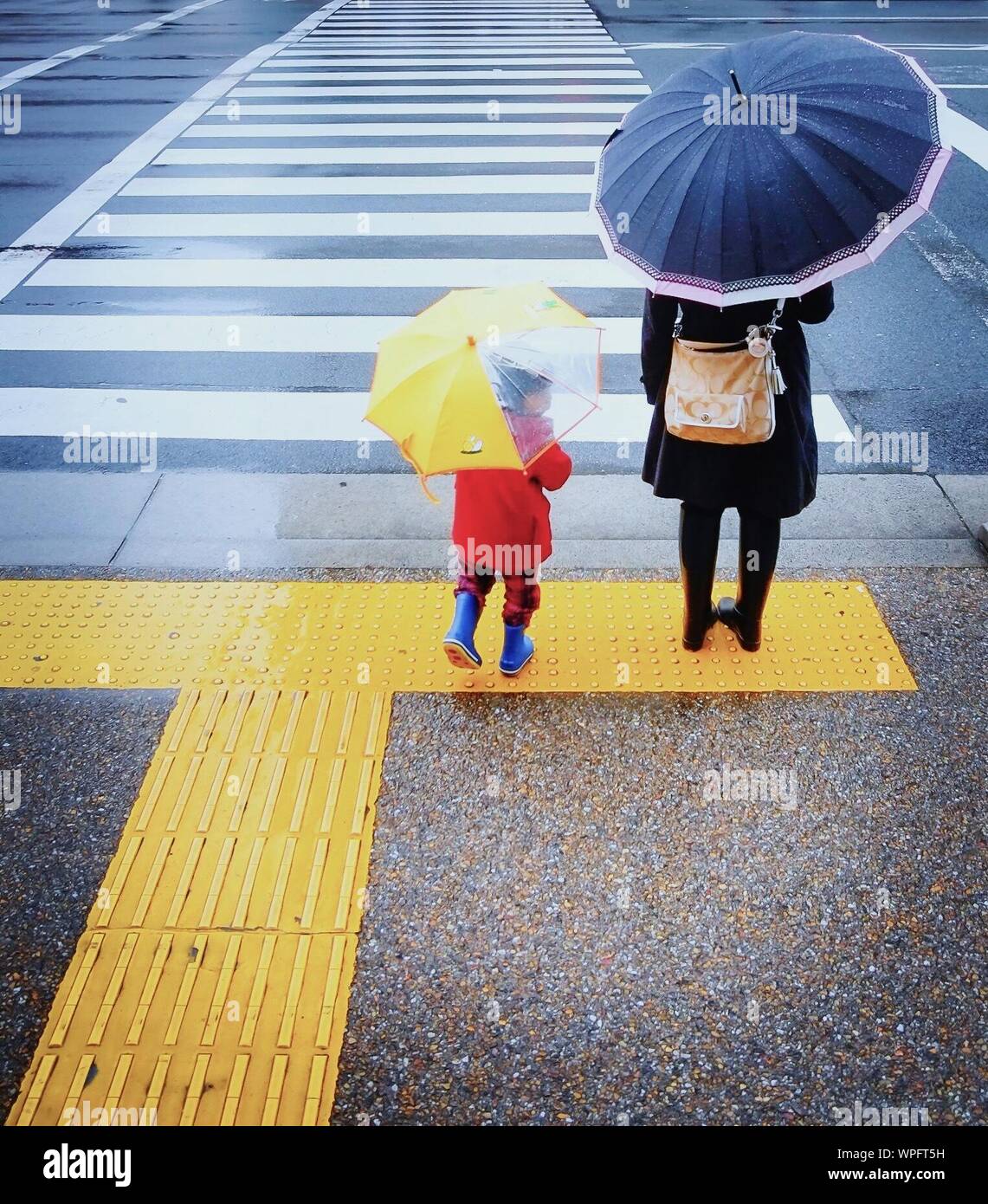 Girls holding umbrellas hi-res stock photography and images - Alamy