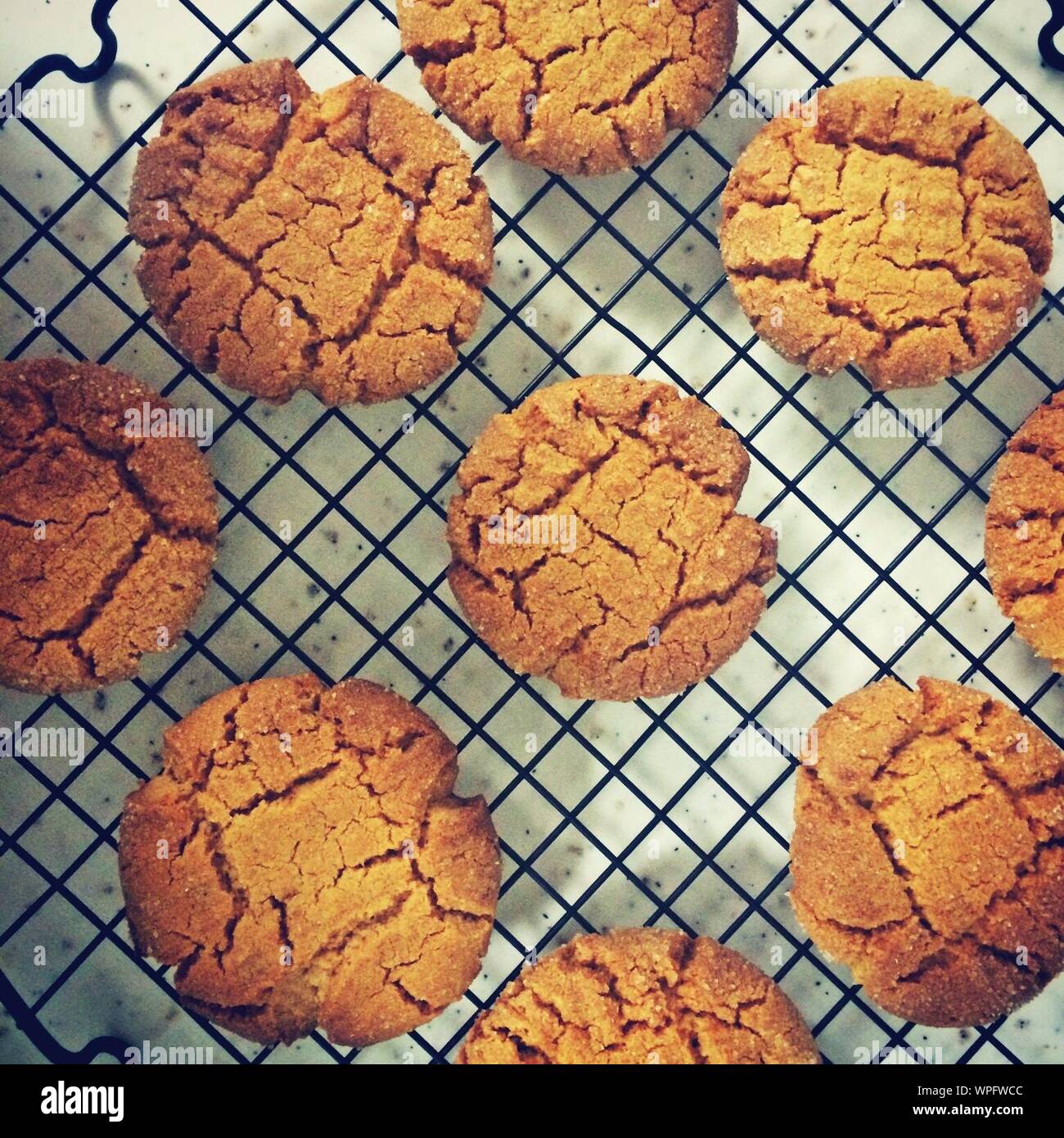 Cookie on cooling rack hi-res stock photography and images - Alamy
