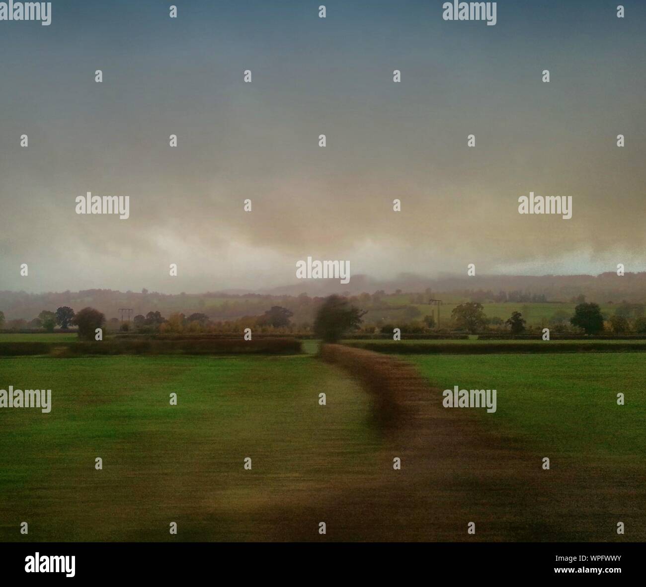 Sky above green field hi-res stock photography and images - Alamy