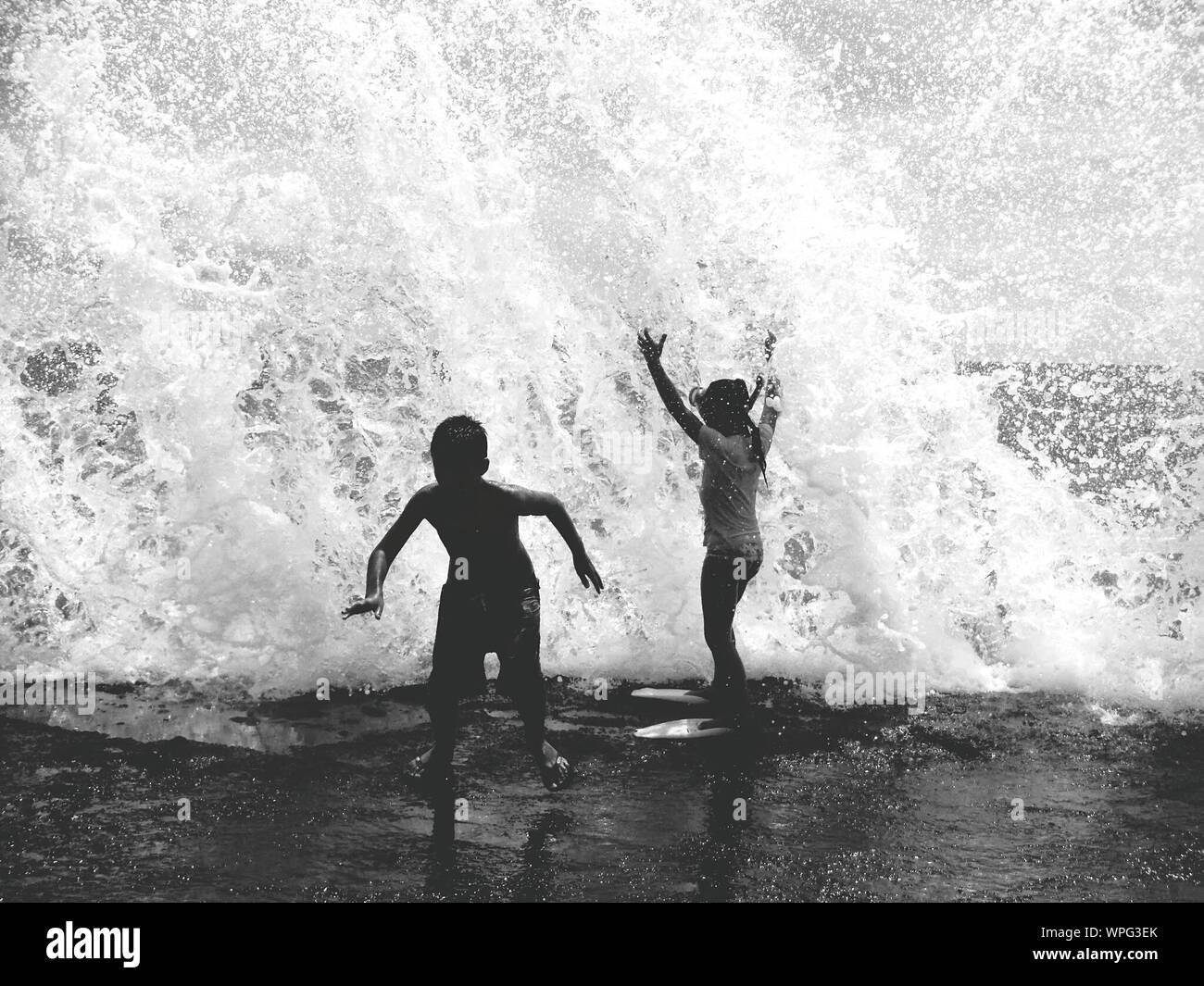 Children splashing hi-res stock photography and images - Alamy