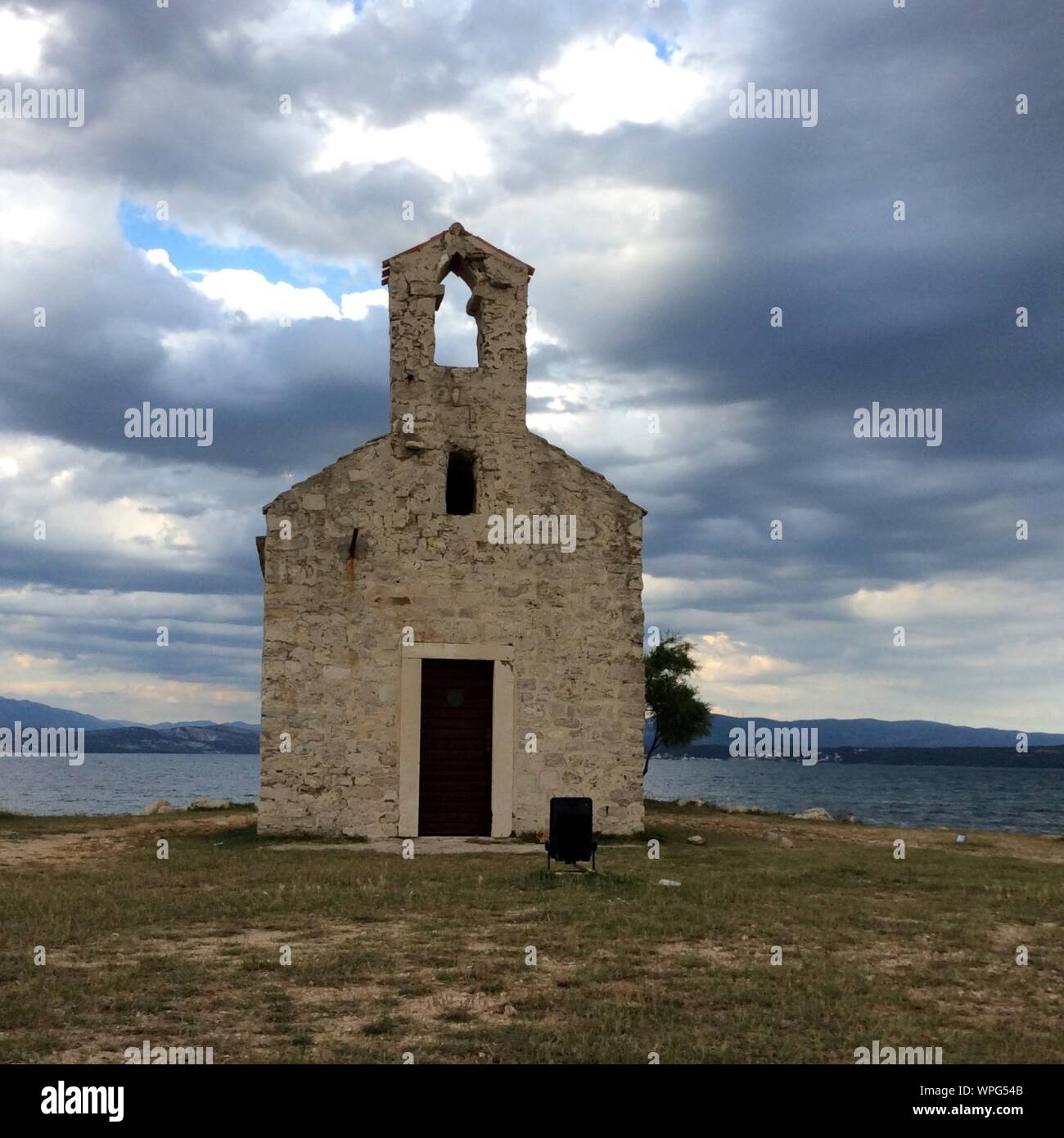 Old stone church hi-res stock photography and images - Alamy