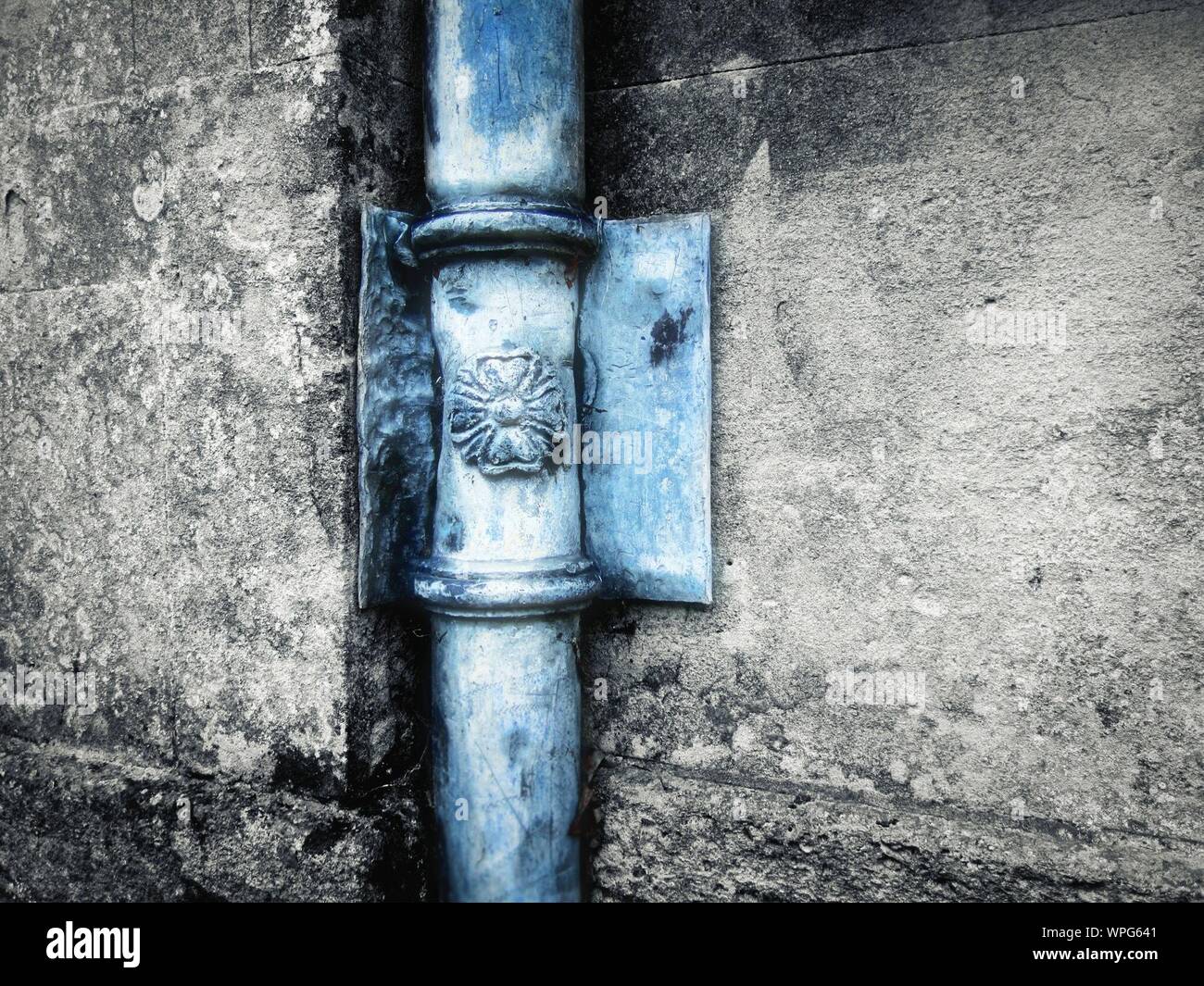 Gutter roof with gutter hi-res stock photography and images - Alamy