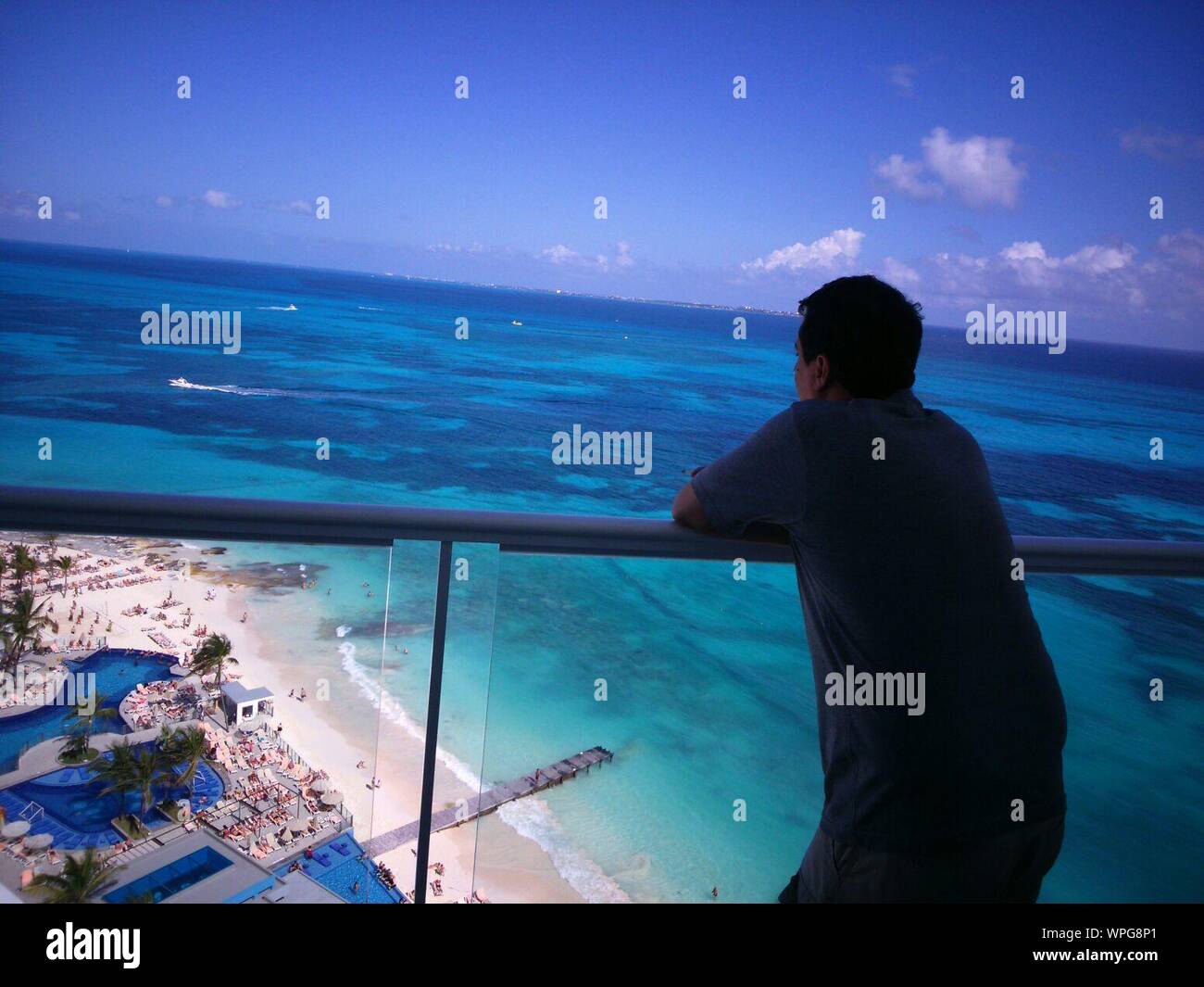 People looking over balcony hi-res stock photography and images - Alamy