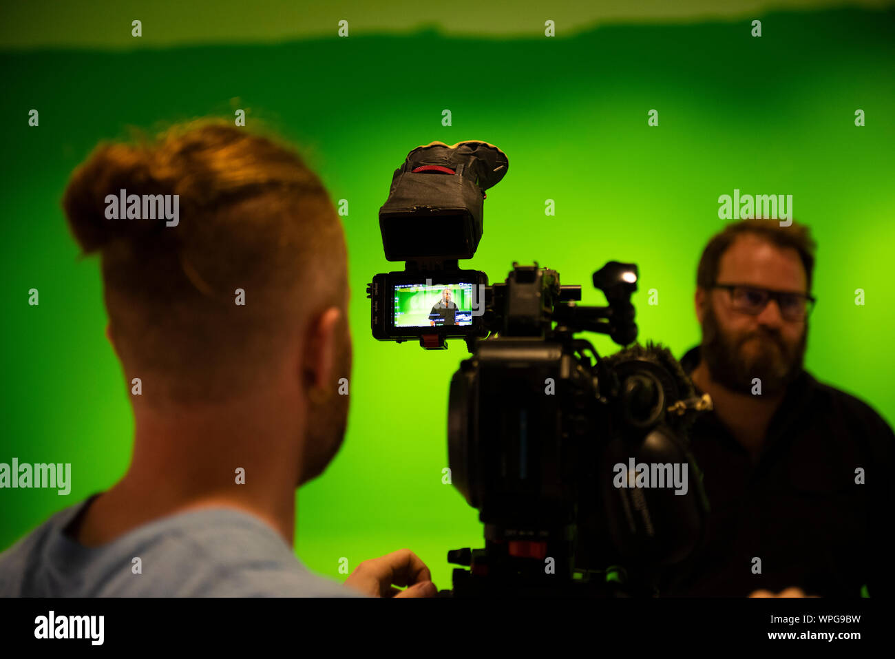Green screen, behind the scenes Stock Photo - Alamy