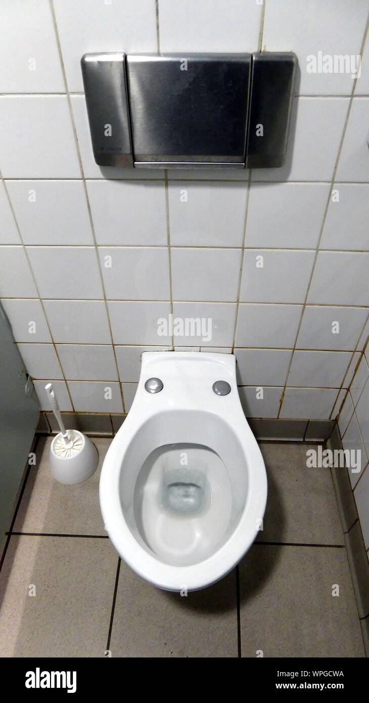 Toilet bowl flush hi-res stock photography and images - Alamy
