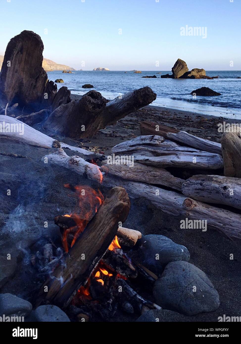 Campfire beach hi-res stock photography and images - Alamy