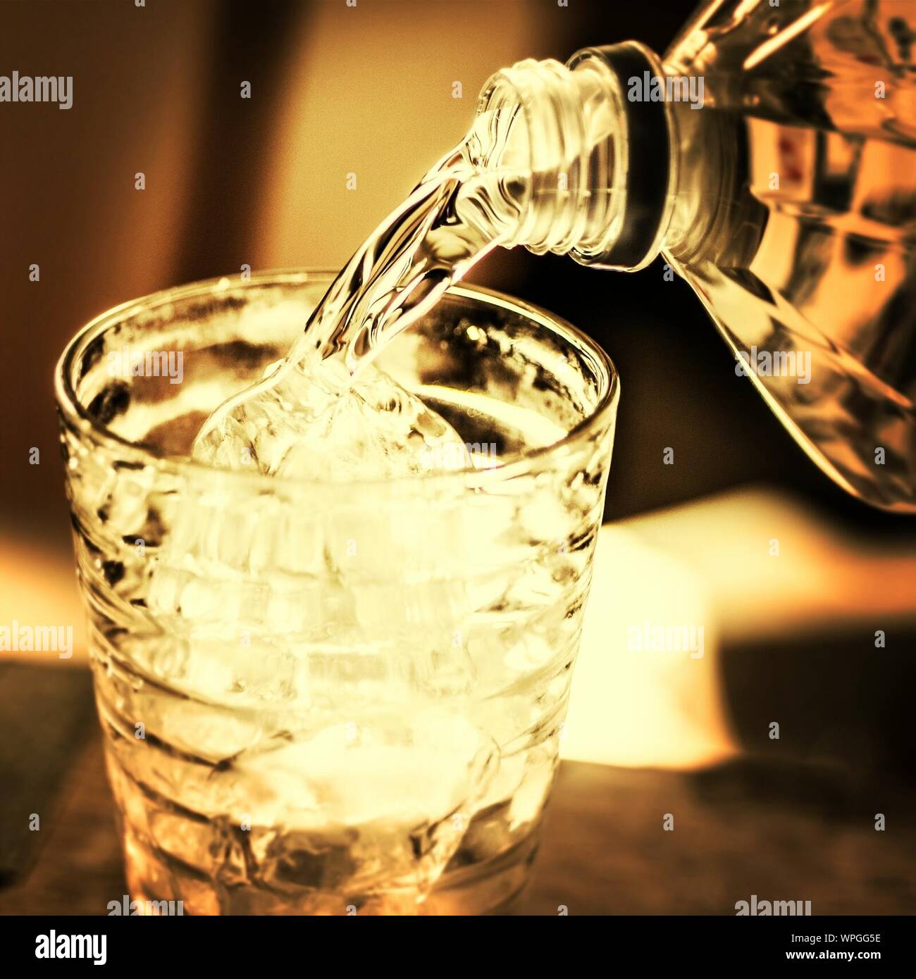 Water filling glass hi-res stock photography and images - Alamy