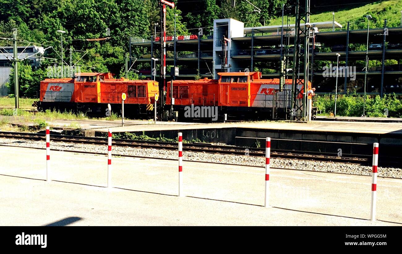 Empty railroad platform hi-res stock photography and images - Alamy