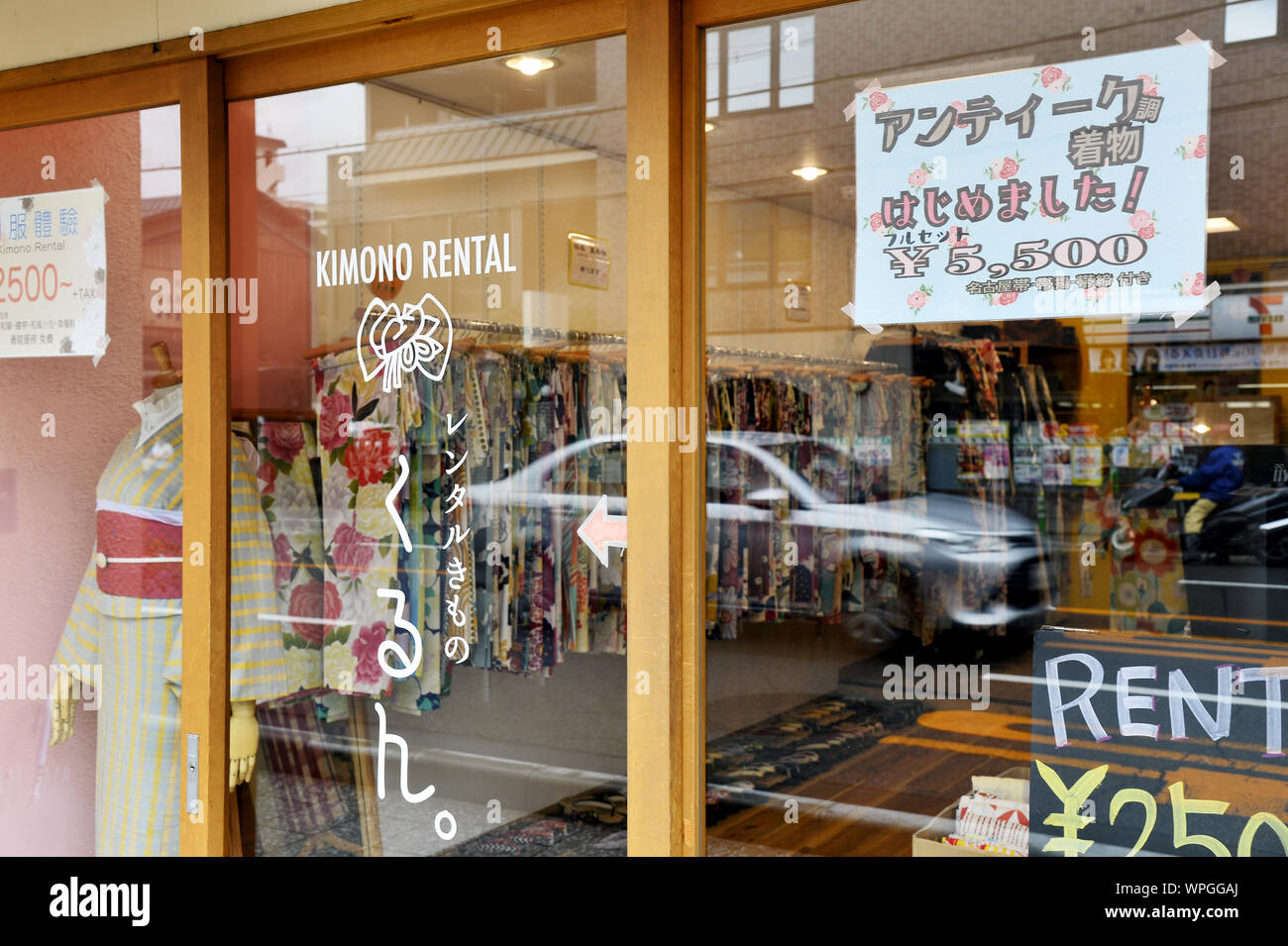 Rental kimono hi-res stock photography and images - Alamy