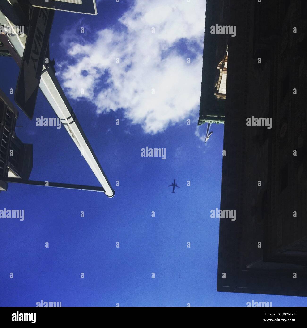 Airplane flying over buildings hi-res stock photography and images - Alamy