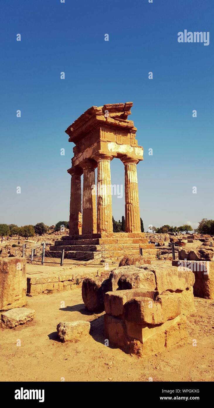 Sky and temples hi-res stock photography and images - Alamy