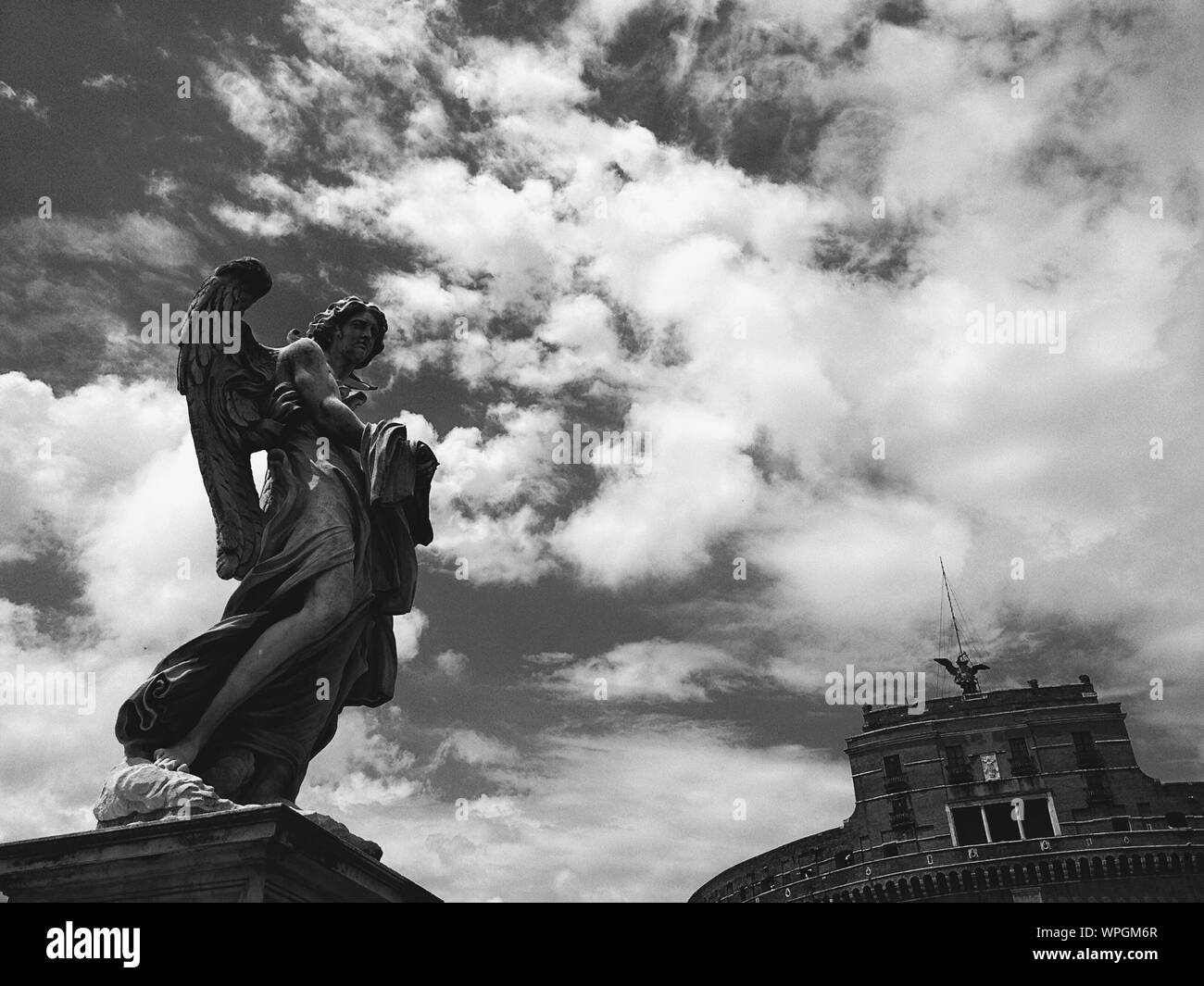 Angel statue male hi-res stock photography and images - Alamy