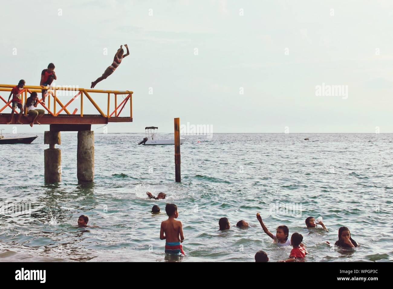 People swimming hi-res stock photography and images - Alamy
