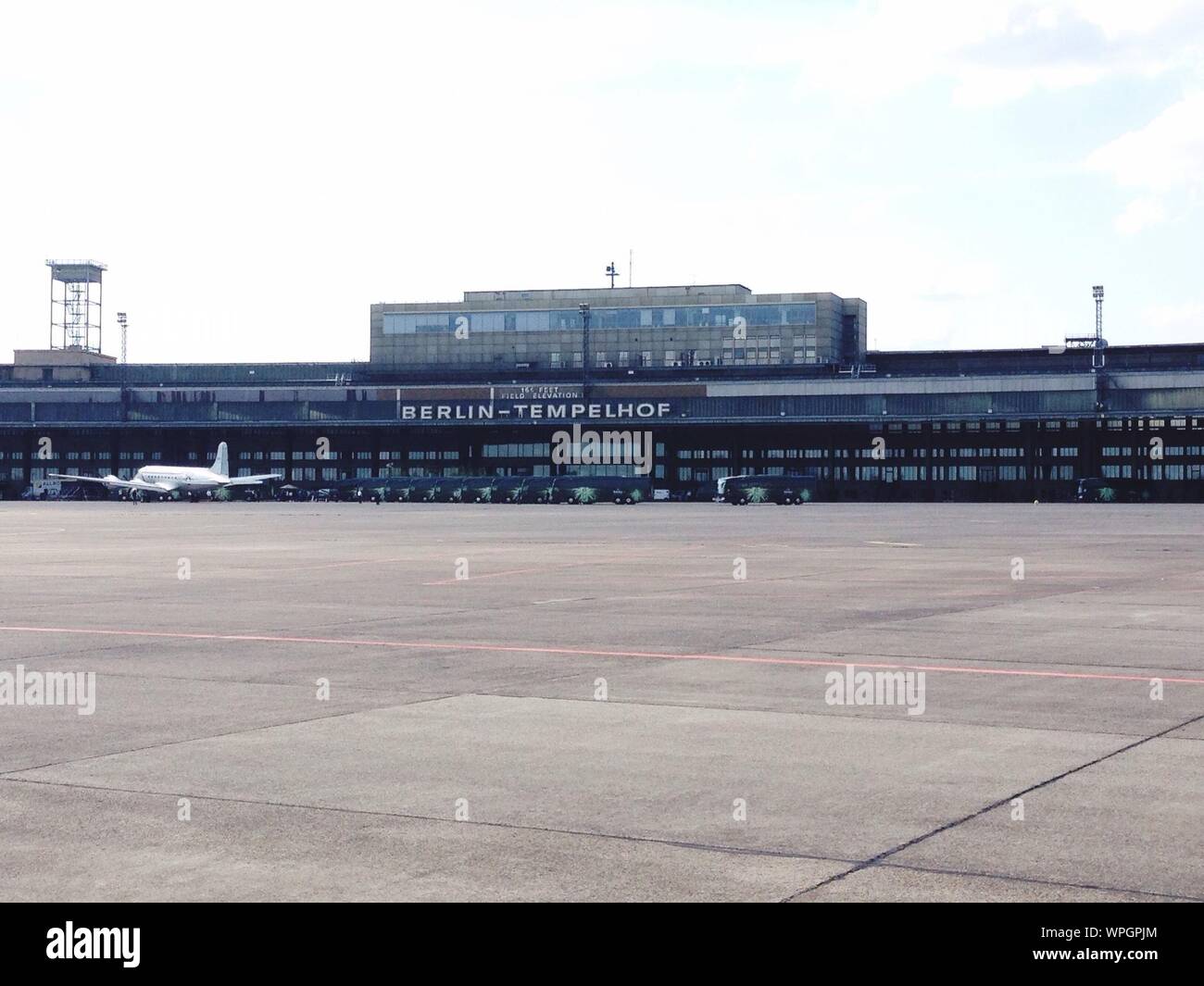 Airplane at terminal hi-res stock photography and images - Alamy