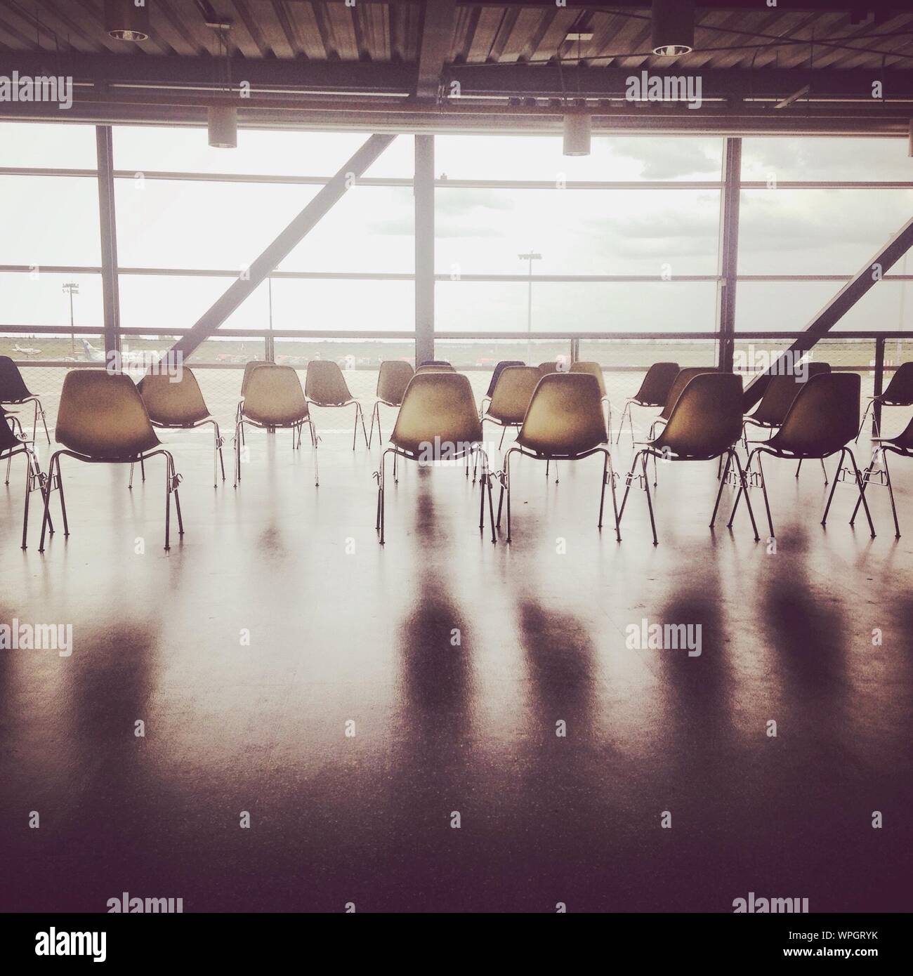 Empty waiting hi-res stock photography and images - Alamy