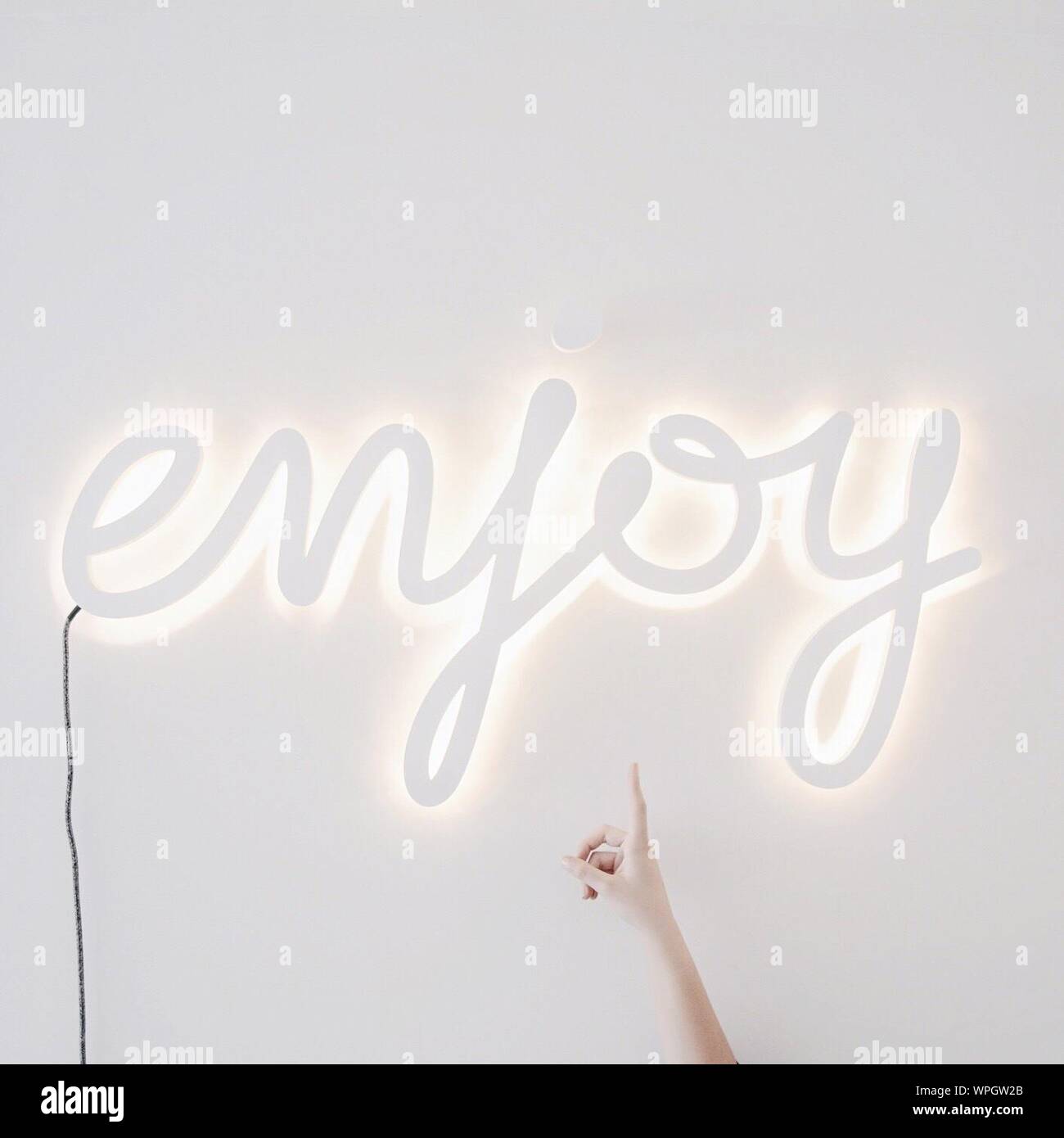 Hand showing direction hi-res stock photography and images - Alamy