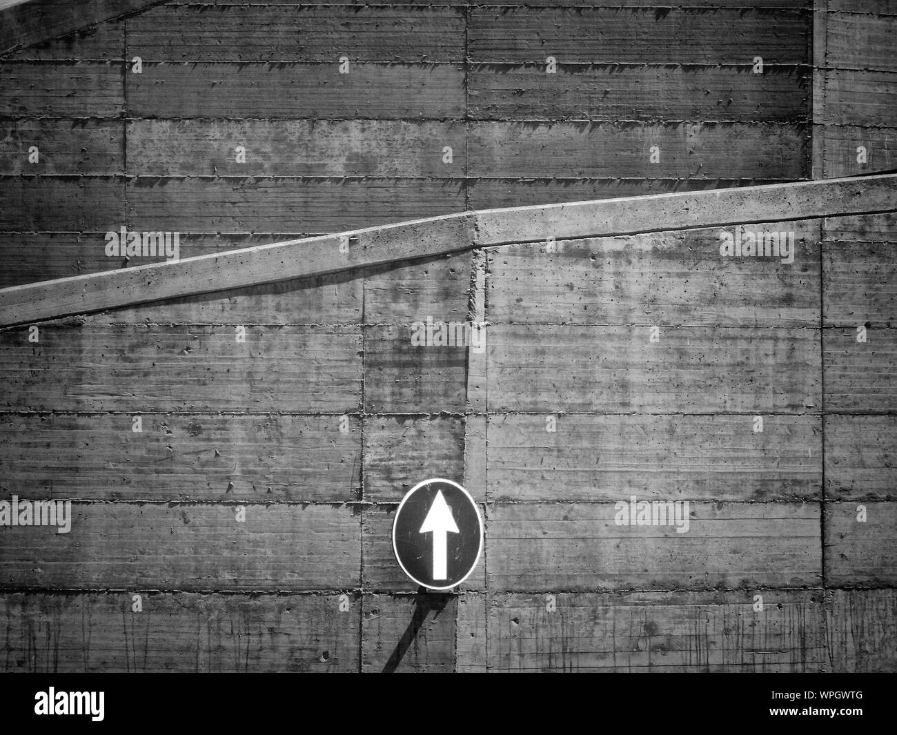 Exterior arrow sign hi-res stock photography and images - Alamy