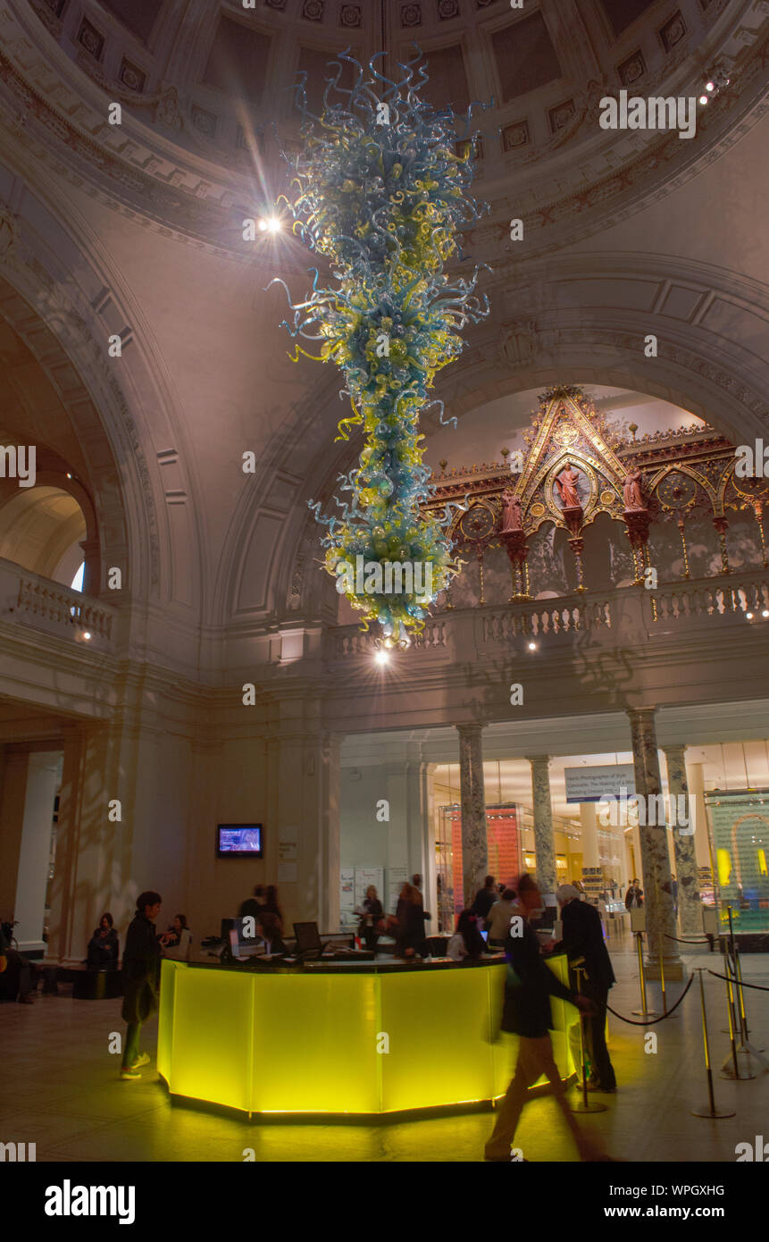 Rotunda Chandelier glass sculpture by Dale Chihuly made using blown ...