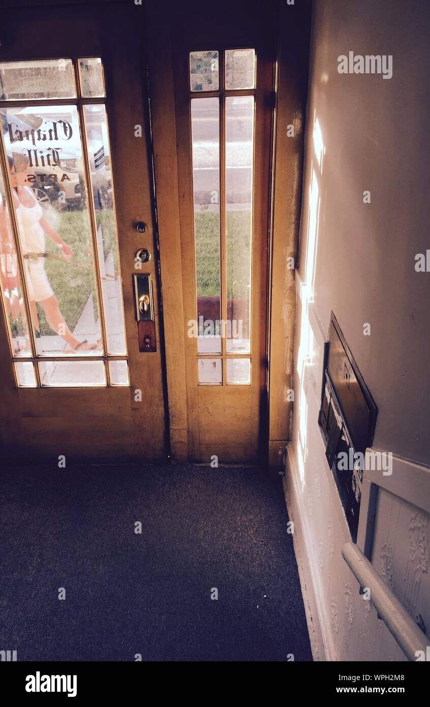 People walking into door hi-res stock photography and images - Alamy