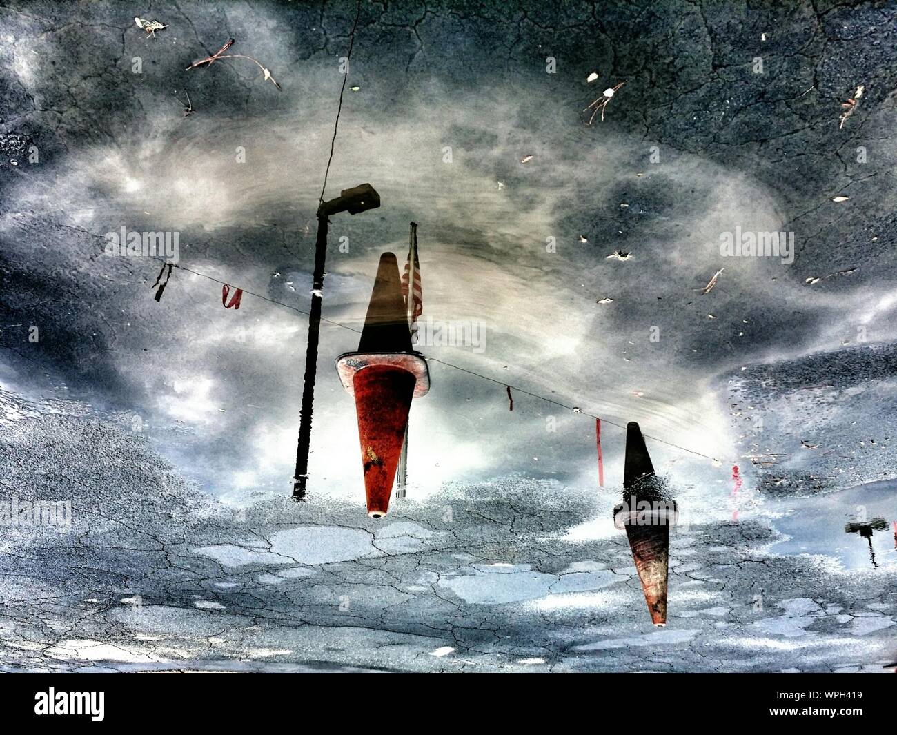 Traffic light upside down hi-res stock photography and images - Alamy