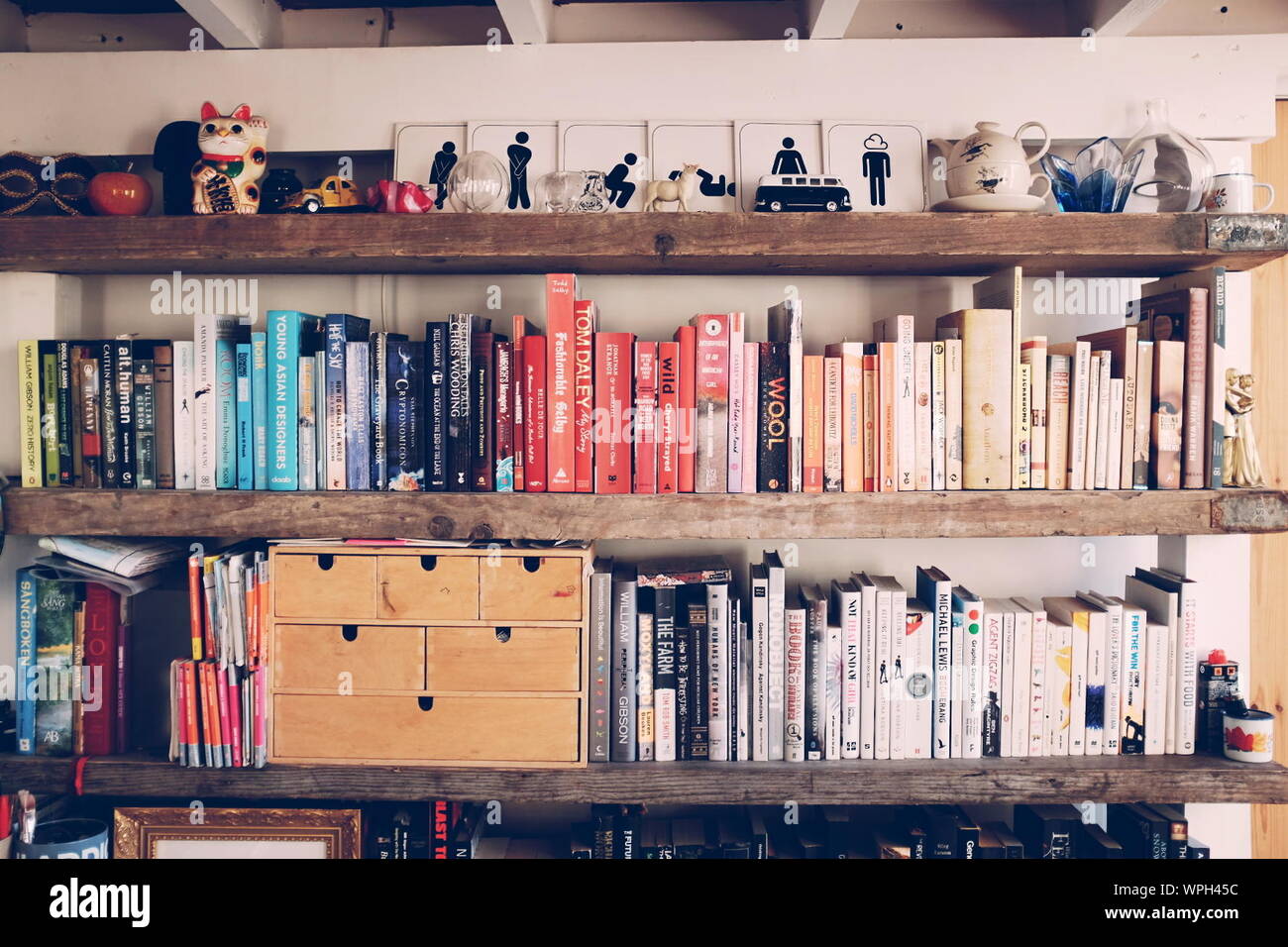 Art books shelf hi-res stock photography and images - Alamy