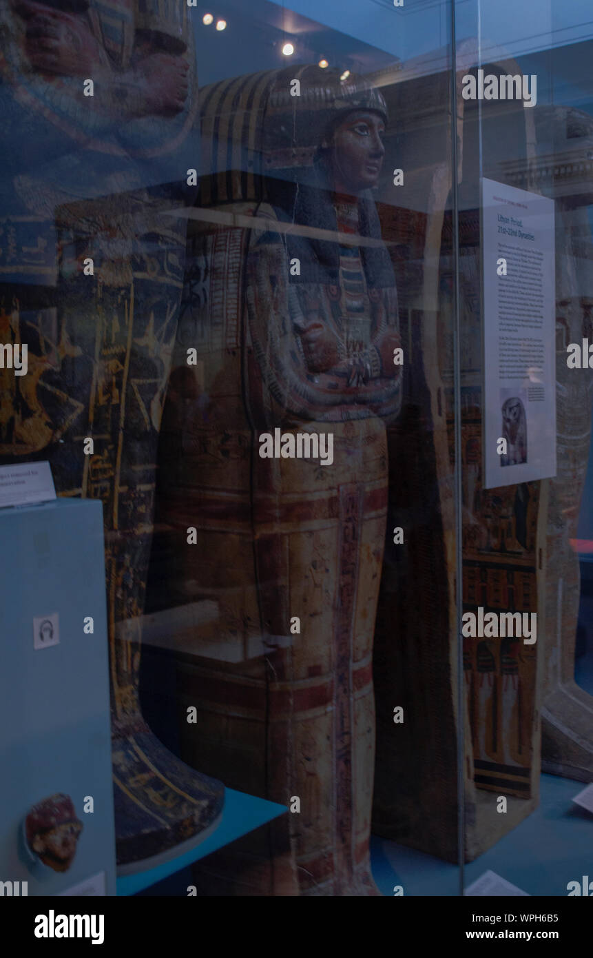 Mummy | shroud / mummy-wrapping / funerary wreath / / human mummy ...