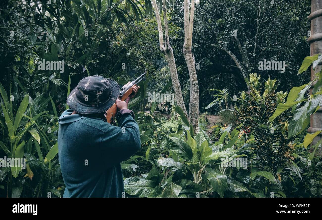 Man shooting a rifle hi-res stock photography and images - Alamy