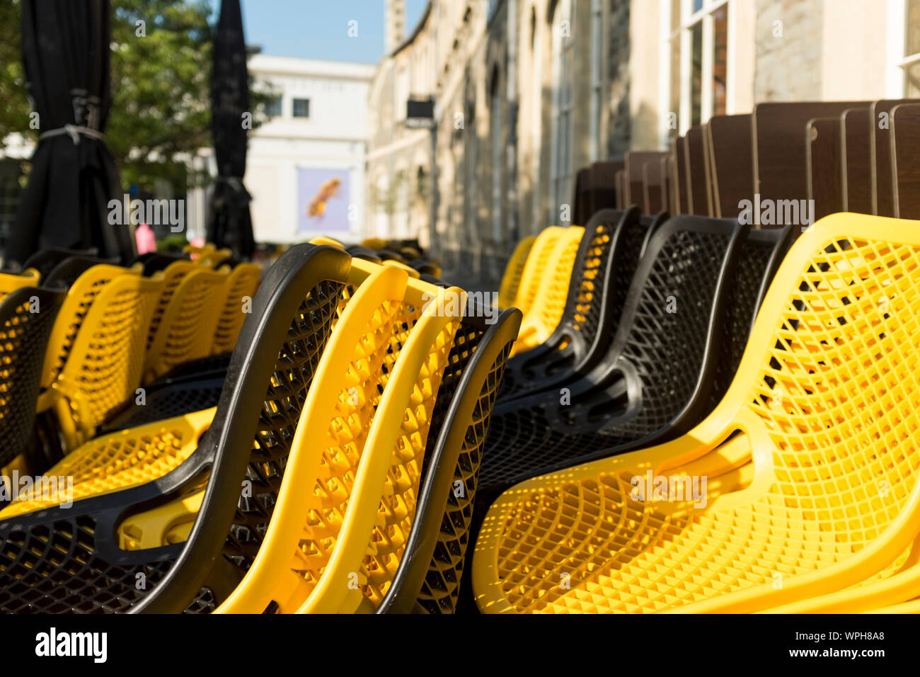 Plastic restaurant chairs hi-res stock photography and images - Alamy