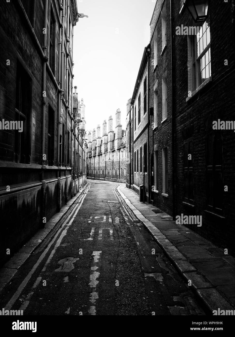 Straight alley hi-res stock photography and images - Alamy