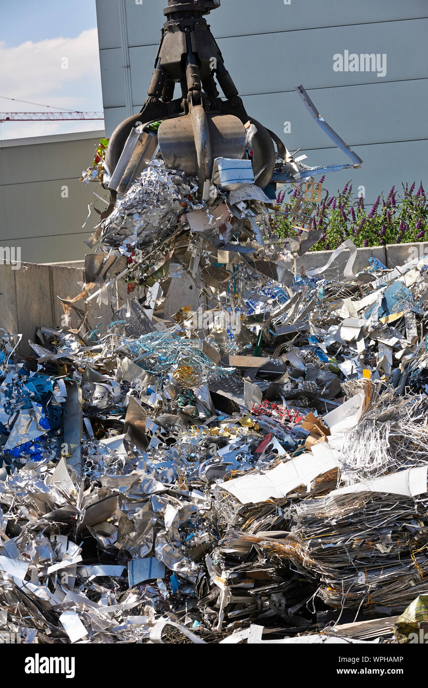 Scrap Yard Crane High Resolution Stock Photography and Images - Alamy