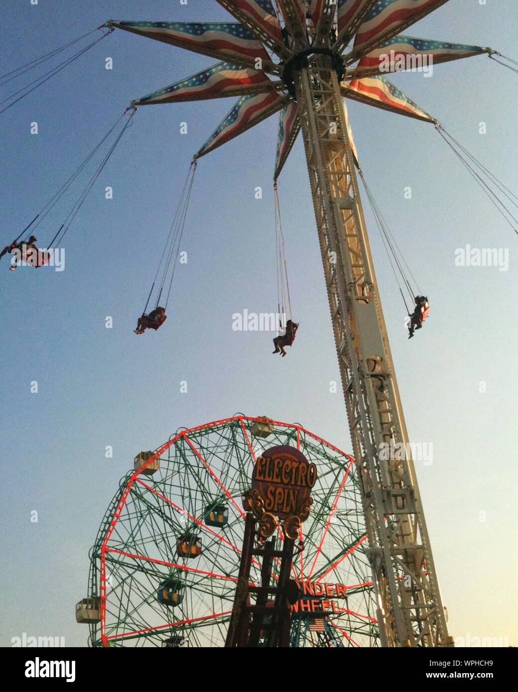 Spinning carnival rides hi-res stock photography and images - Alamy