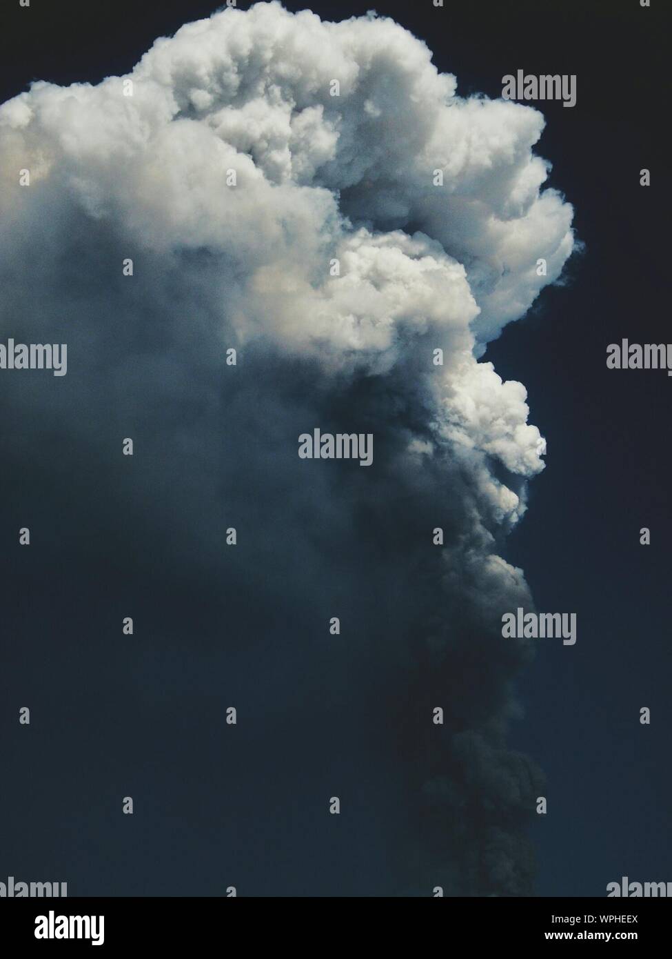 Cloud of ash hi-res stock photography and images - Alamy