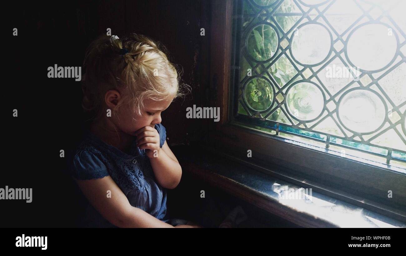Girl window sad hi-res stock photography and images - Alamy