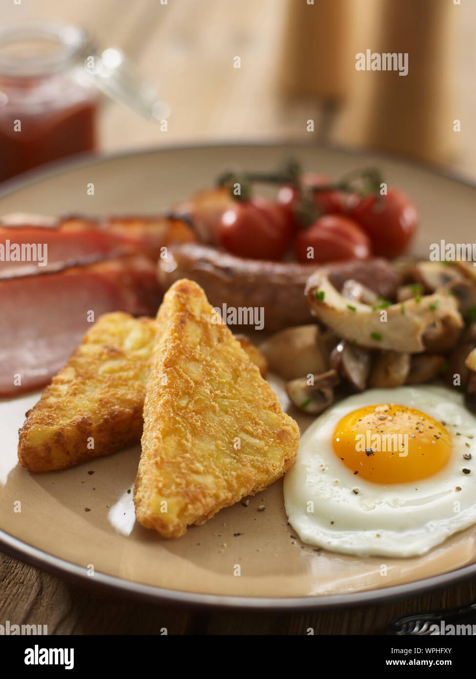 Full english breakfast hash brown hi-res stock photography and images ...