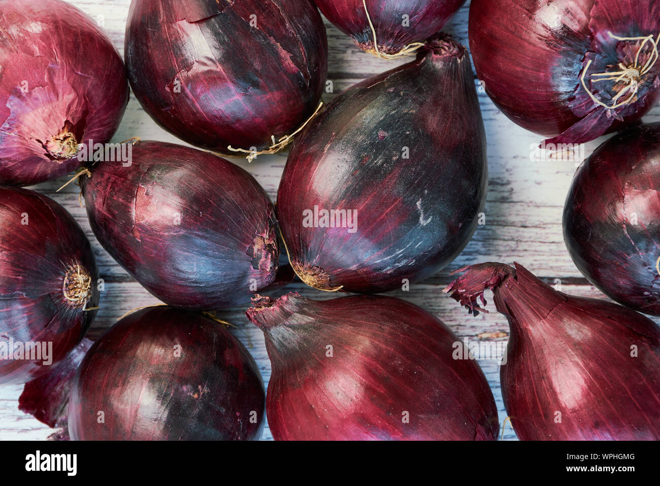 Many red onions hi-res stock photography and images - Alamy